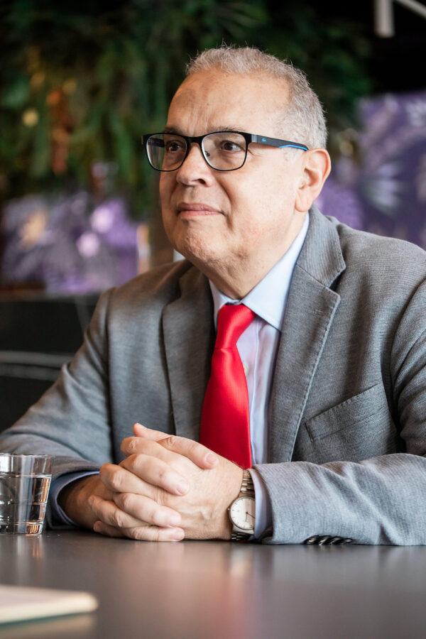 (INTERVJU) Avtor knjig o "Forumu Sao Paulo" Alejandro Peña Esclusa ...